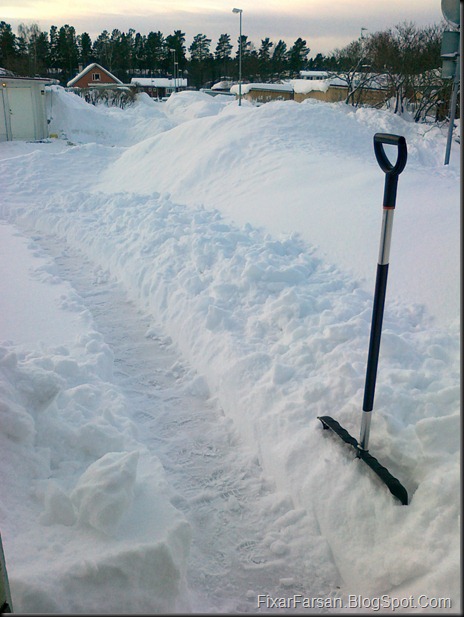 Test: Fiskars Snöskyffel (Snöraka Snöspade) | FixarFarsan